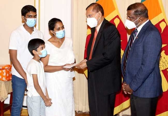 ප්‍රියන්ත කුමාර ගේ පවුලට මූල්‍ය ප්‍රදානයක්