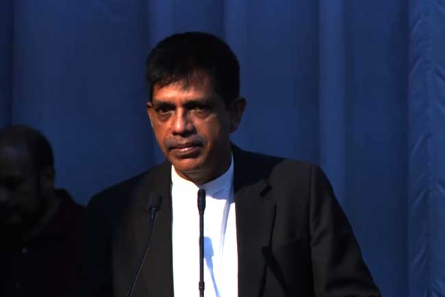 අපි ඉන්නේ ගිනි කන්දක් උඩ -රාජ්‍ය පරිපාලන ලේකම්