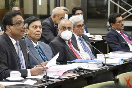 ආර්ථිකය වැටෙනකම් බලන් හිටියේ කවුද ? - මහ බැංකු අධිපති විමසයි