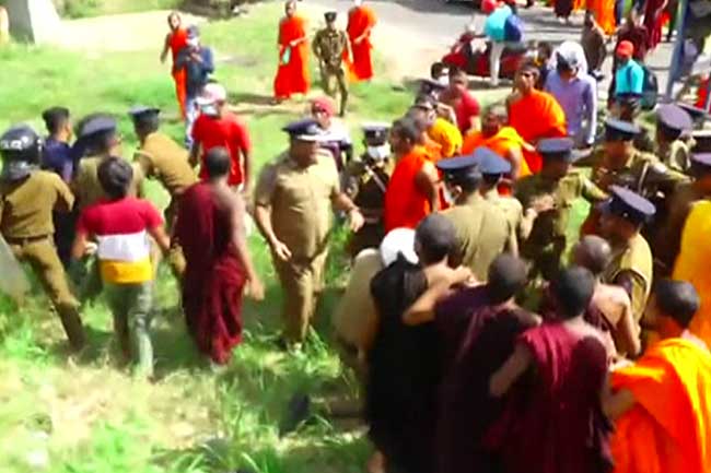 උකුස්සාගේ හෙළිදරවට ශිෂ්‍ය භික්ෂූන්ගේ විරෝධය