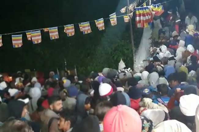 ගැබිනිය ඉදිකටුපානේ දී බිළිඳියක් බිහිකරයි