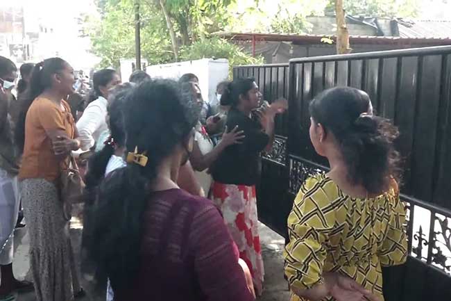 වැලිගම පොලීසිය ඉදිරිපිට උණුසුම් තත්ත්වයක්