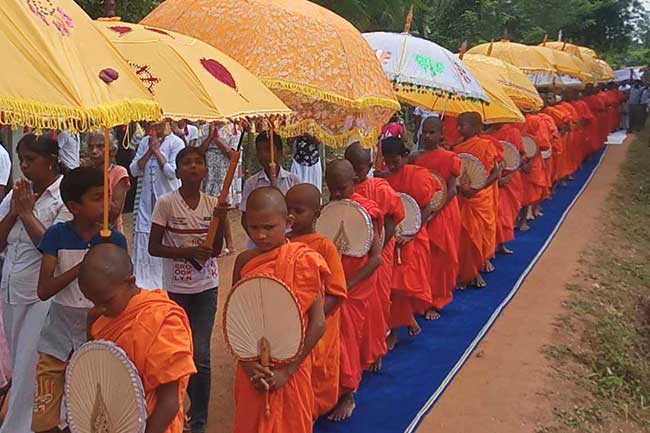 දනට වඩින හිමිවරු...