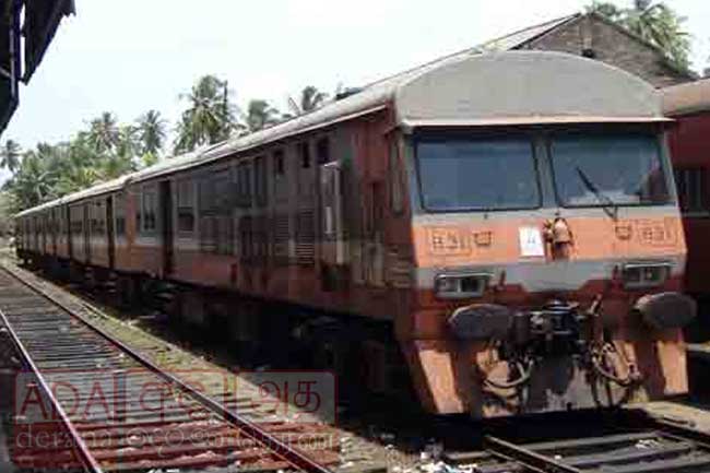 කැලණිවැලි දුම්රිය මගීන් දැඩි අපහසුතාවයක