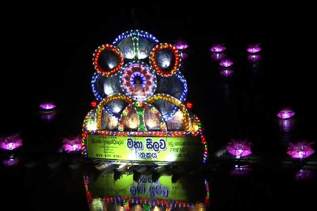 ගඟ මැද තොරණ...