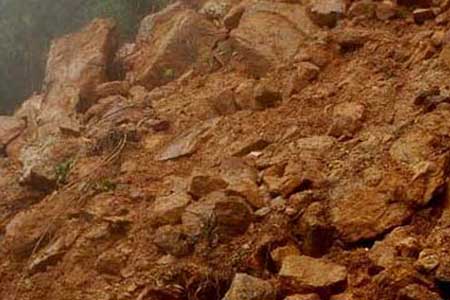 පස් කන්දකට යටවී දෙදෙනෙක් මරුට