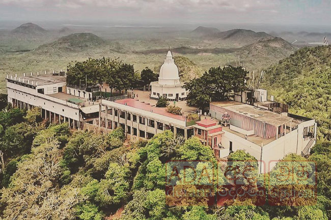 වැඩිහිටි කන්දේදී කැබ් රථයක් පෙරළෙයි