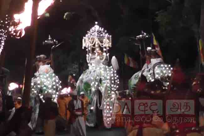 පළමු කුඹල් පෙරහැර