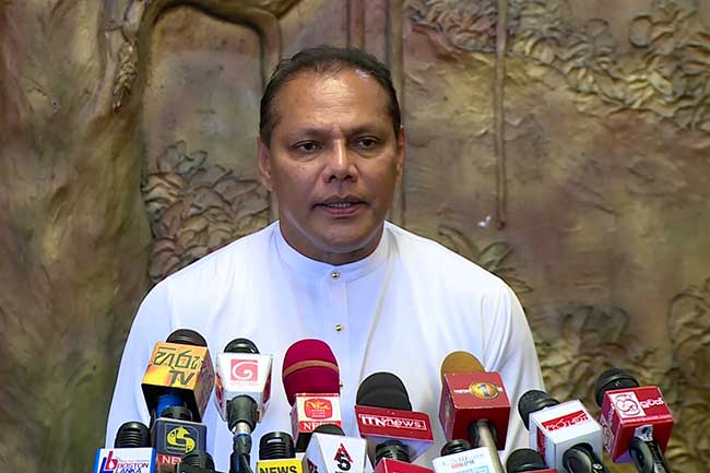 තාත්තලා පුතාලගේ බෙල්ල කපන්නේ ඇයි ? - දයාසිරි