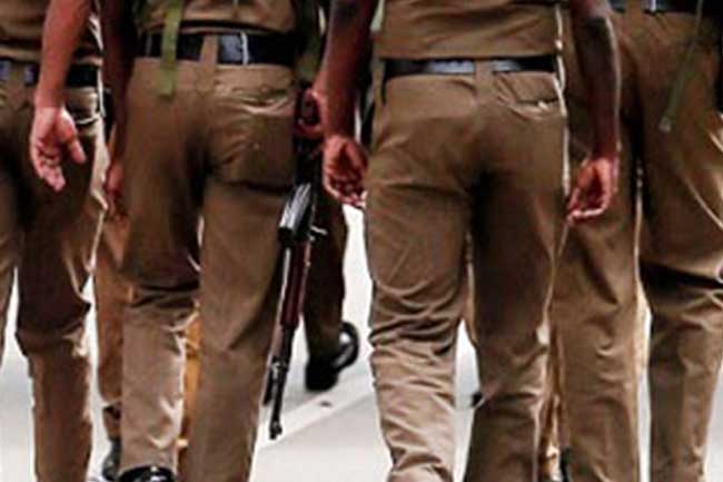 පොලීසියේ තුවක්කුව උදුරන්න හැදූ සැකකරු ළඟ බෝම්බයක්