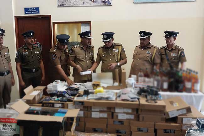 කෝටි 3ක භාණ්ඩ සමග කටුනායකදී 4ක් අත්අඩංගුවට