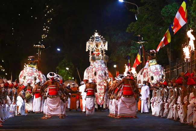 මහනුවර ඇසළ පෙරහැරට බාධාවක්