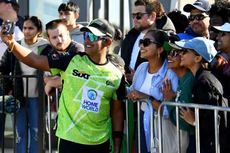 චමරි සිඩ්නි තන්ඩර්ස් වෙනුවෙන් ගිවිසුම් ගත වෙයි