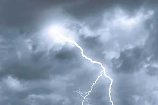 යතුරුපැදියේ ගිය පසුපැදිකරුට අකුණක් වදියි