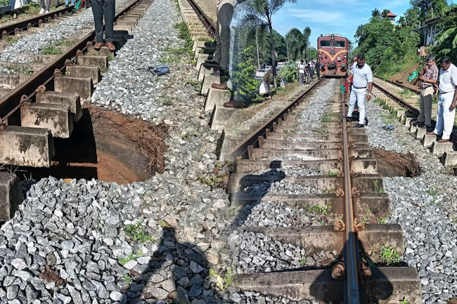 පේරාදෙණිය - මහනුවර දුම්රිය ධාවනය නවතී