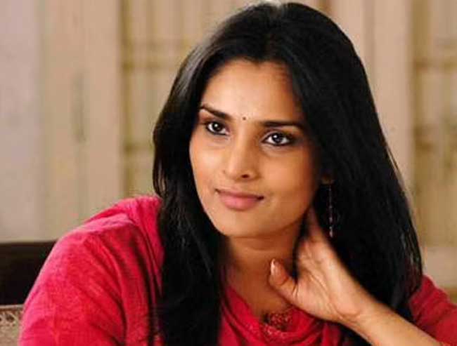 ஆபாச கருத்து : நடிகை பொலிஸில் புகார்!