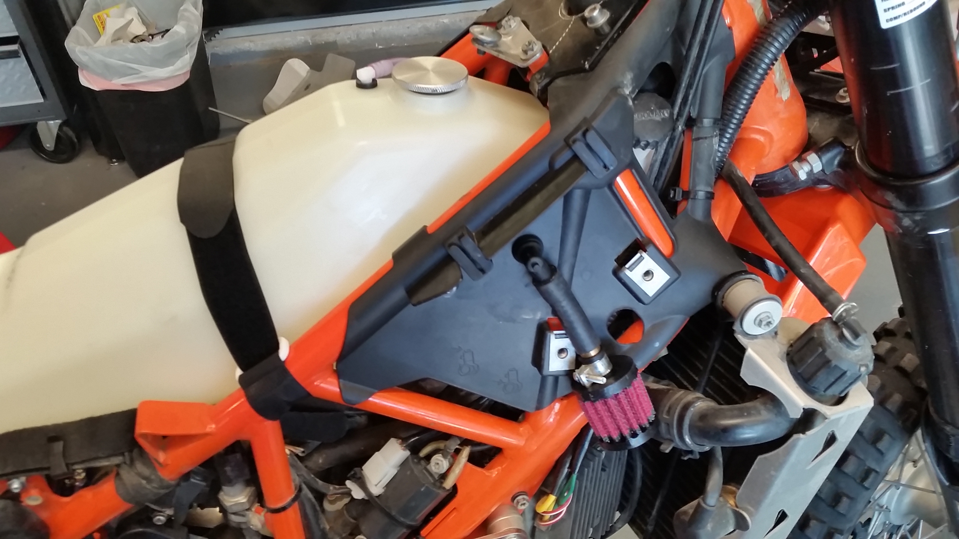 KTM 690 Auxiliary Fuel Tank | Page 4 | Adventure Rider