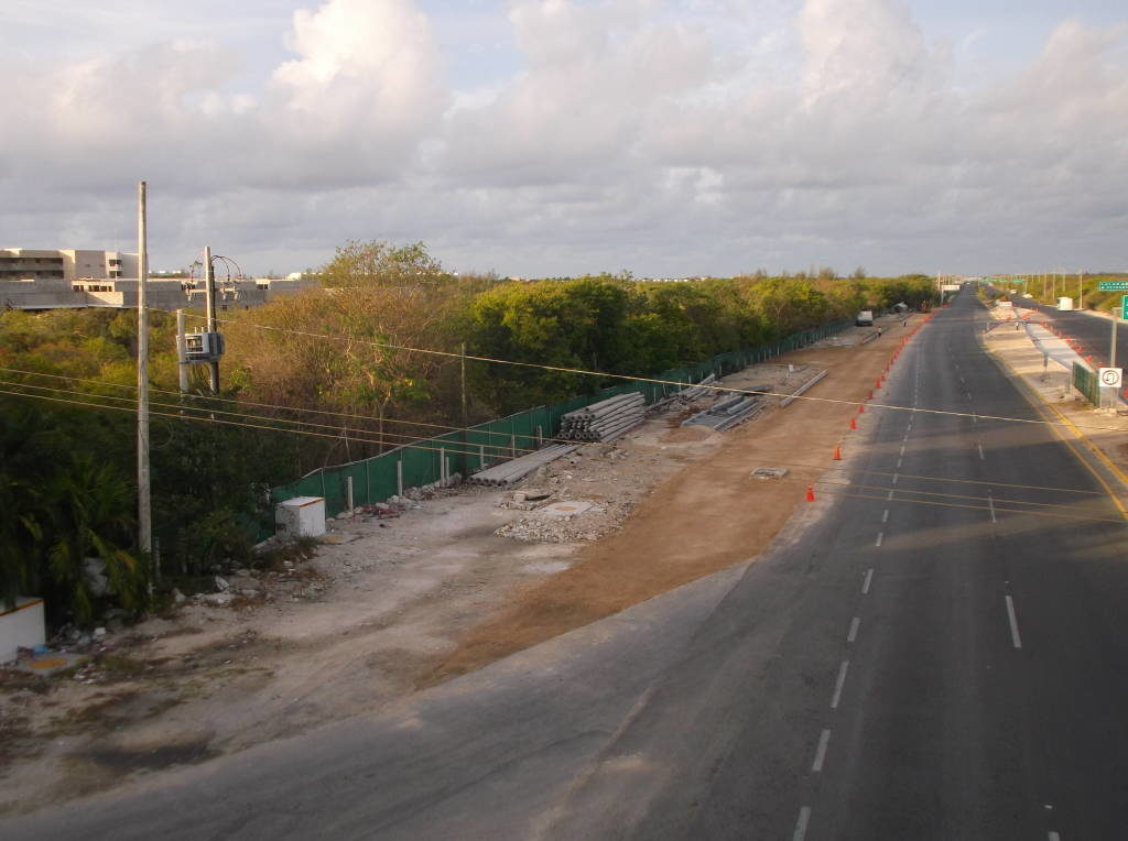 hwy access road - AkumalNow