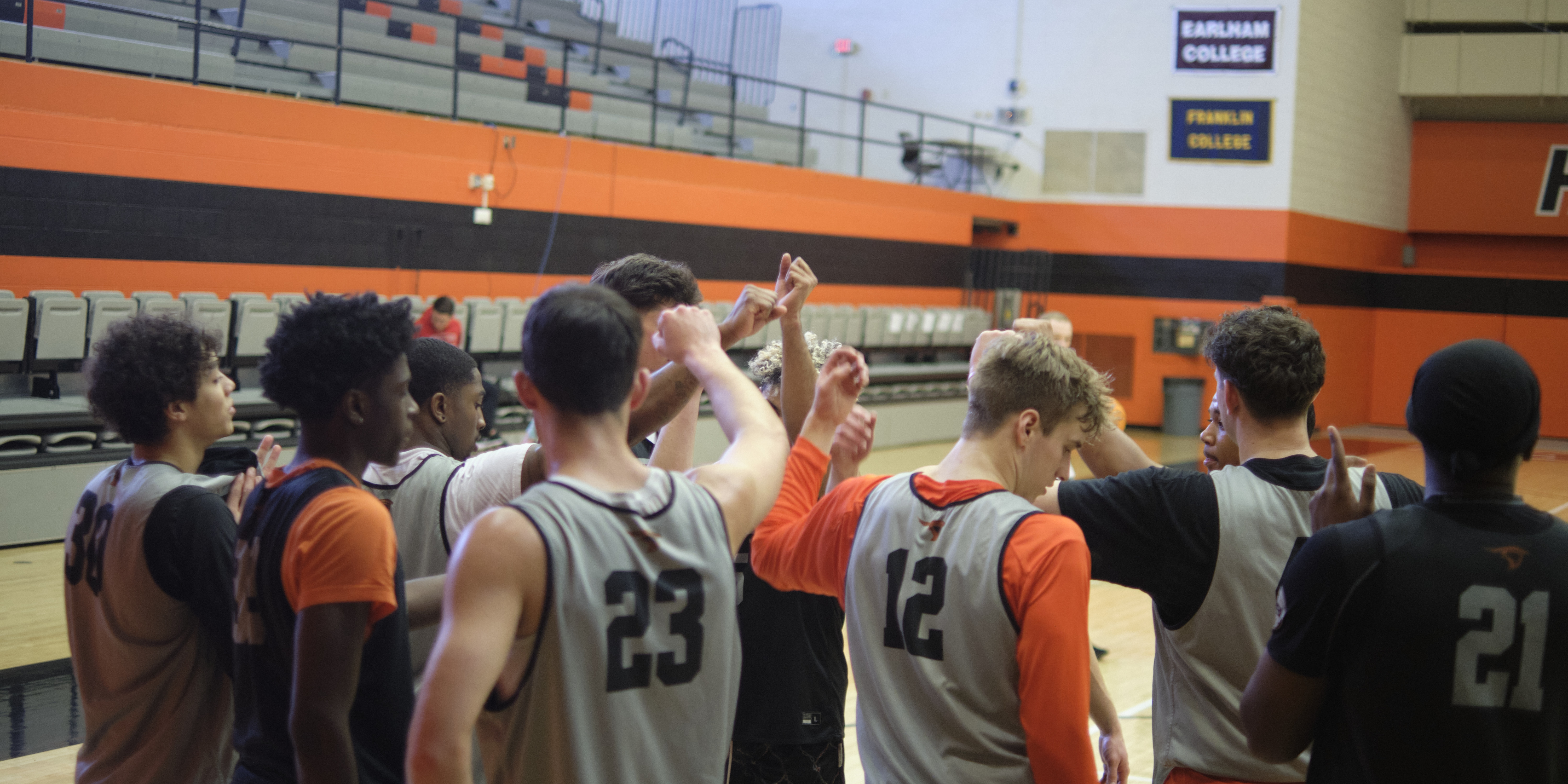 An unlikely factor sets the men’s basketball team apart - The Andersonian