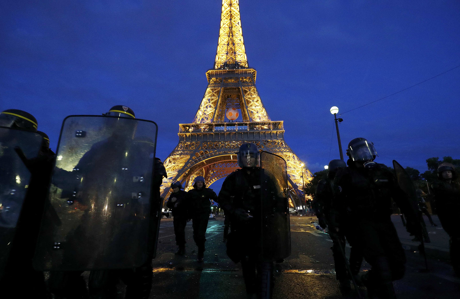 Graves Enfrentamientos En La Torre Eiffel Durante La Final De La