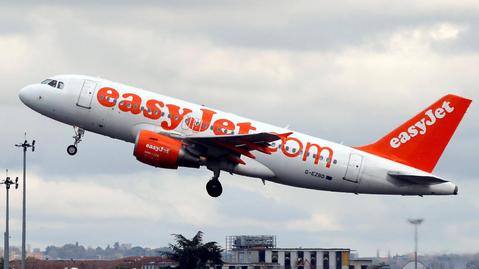 Detuvieron a tres hombres tras el aterrizaje imprevisto de un avión de ...
