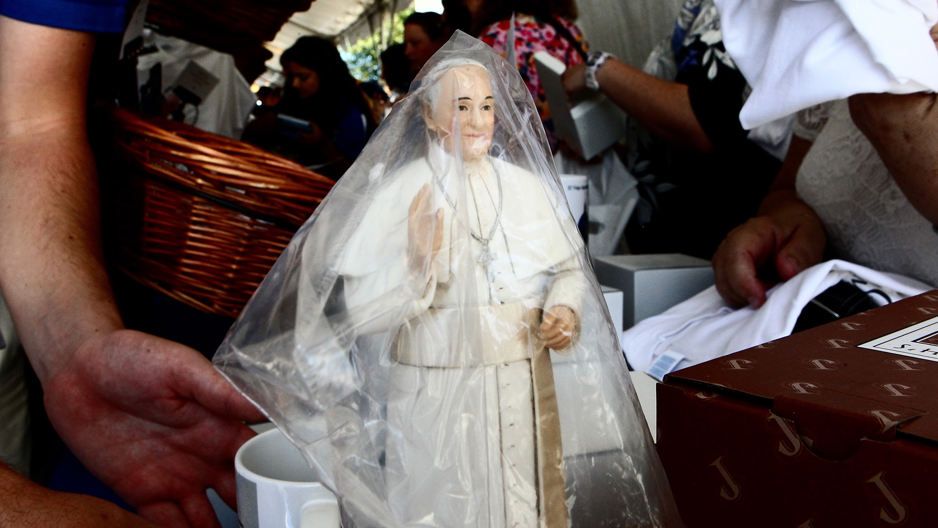 El Vaticano Perseguirá La Venta De Objetos Callejeros Con La Foto Del Papa Francisco Infobae