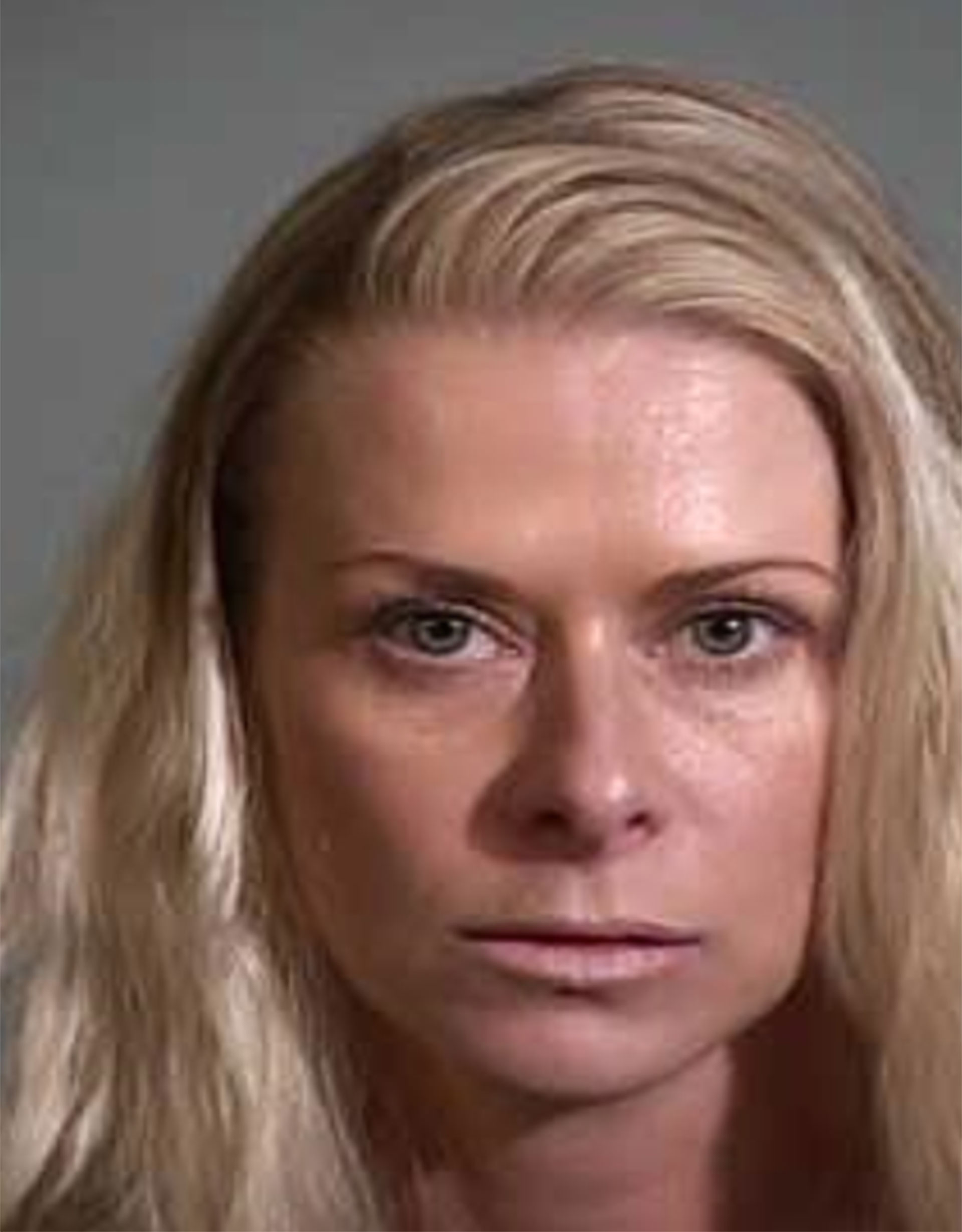 La sexy fotógrafa detenida por violar a tres jugadores de fútbol de un ...