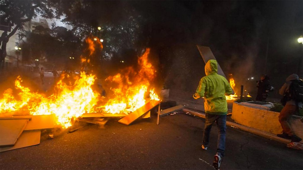 Disturbios En Brasil Manifestantes Montaron Barricadas Con Fuego Para