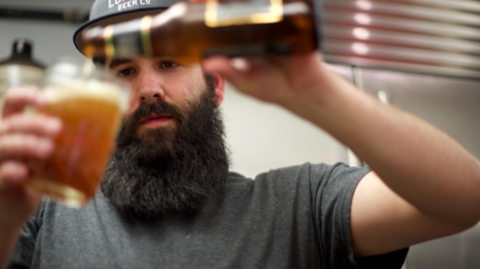 Conoce al hombre que elabora una deliciosa cerveza amarga con hormigas ...