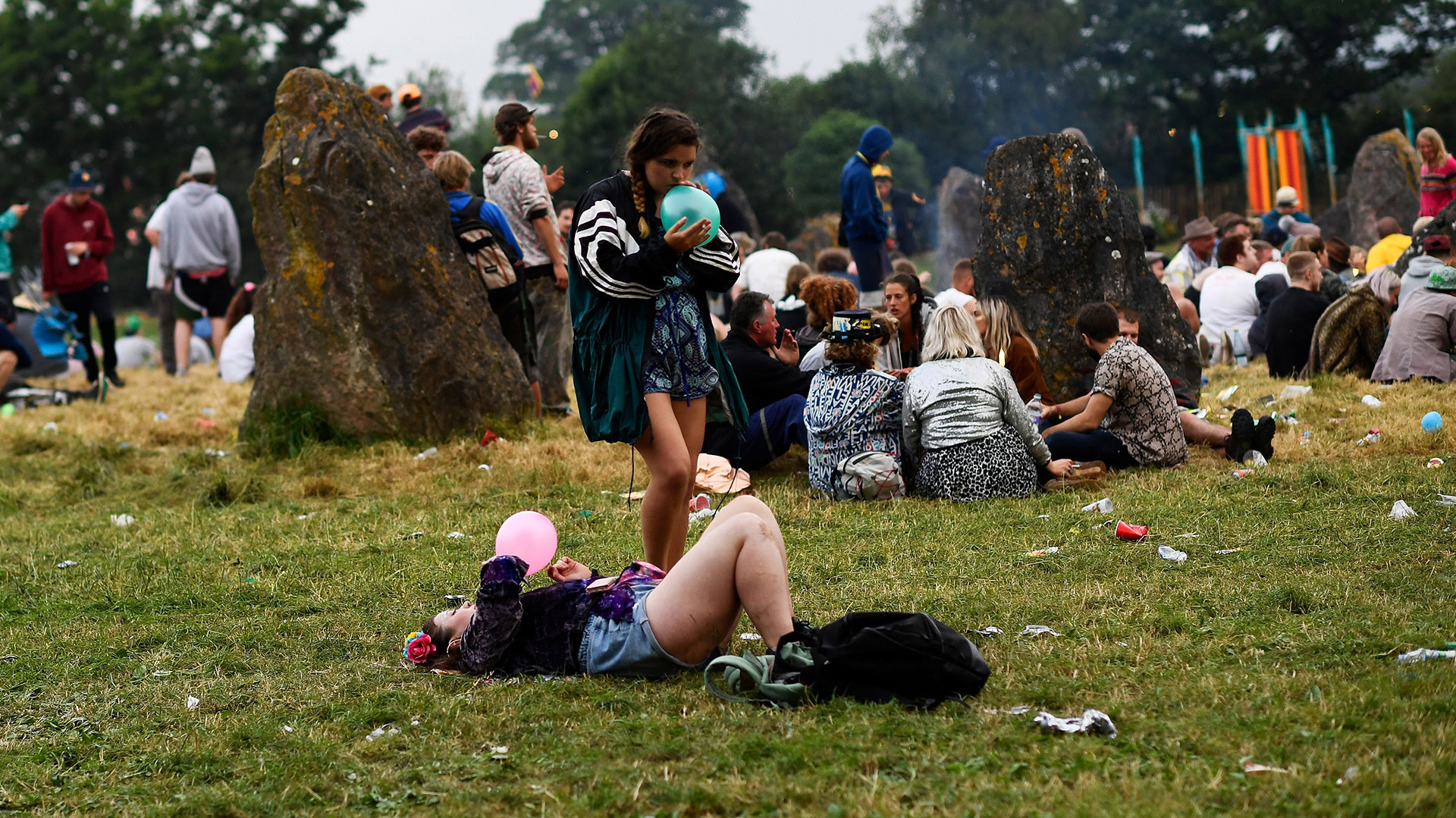 Qué Son Los Peligrosos Globos Multicolores Que Se Fuman En El Festival De Glastonbury Infobae