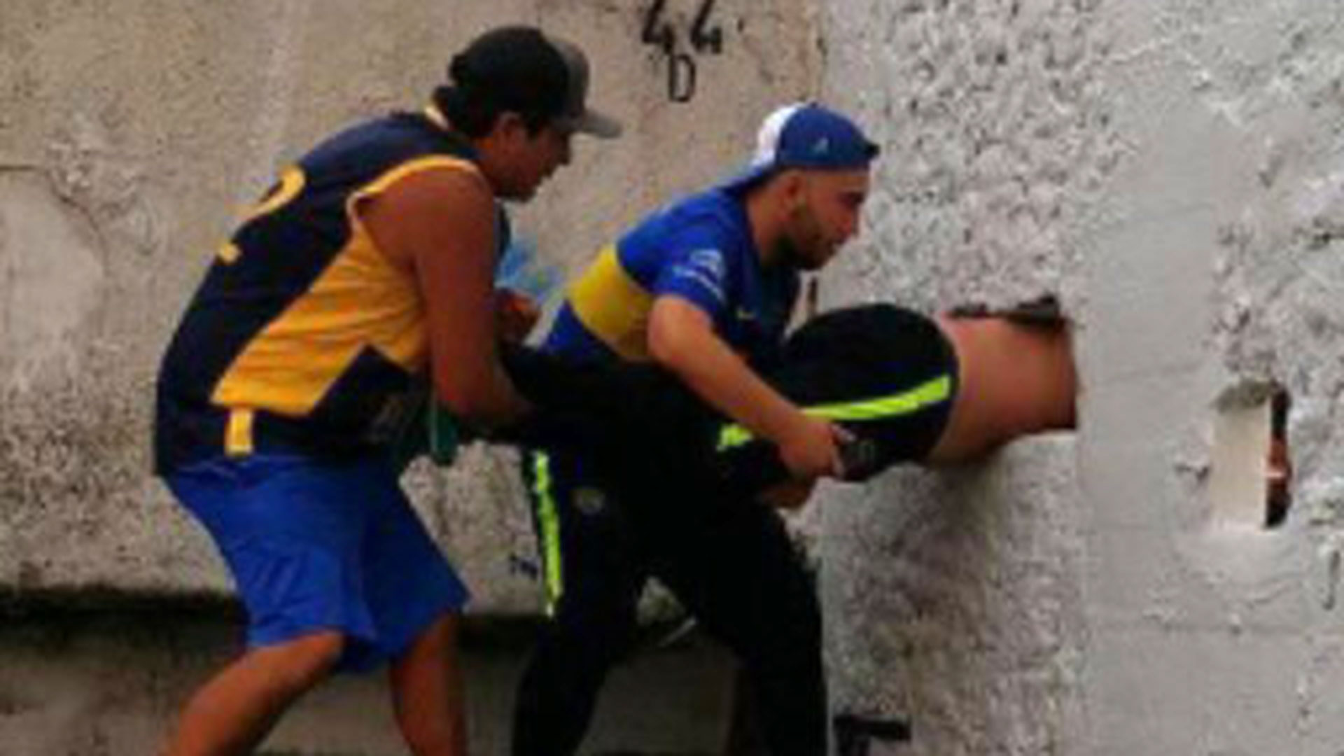 Las Imágenes Del Hincha De Boca Que Quiso Infiltrarse A La Platea Y Quedó Atrapado Infobae