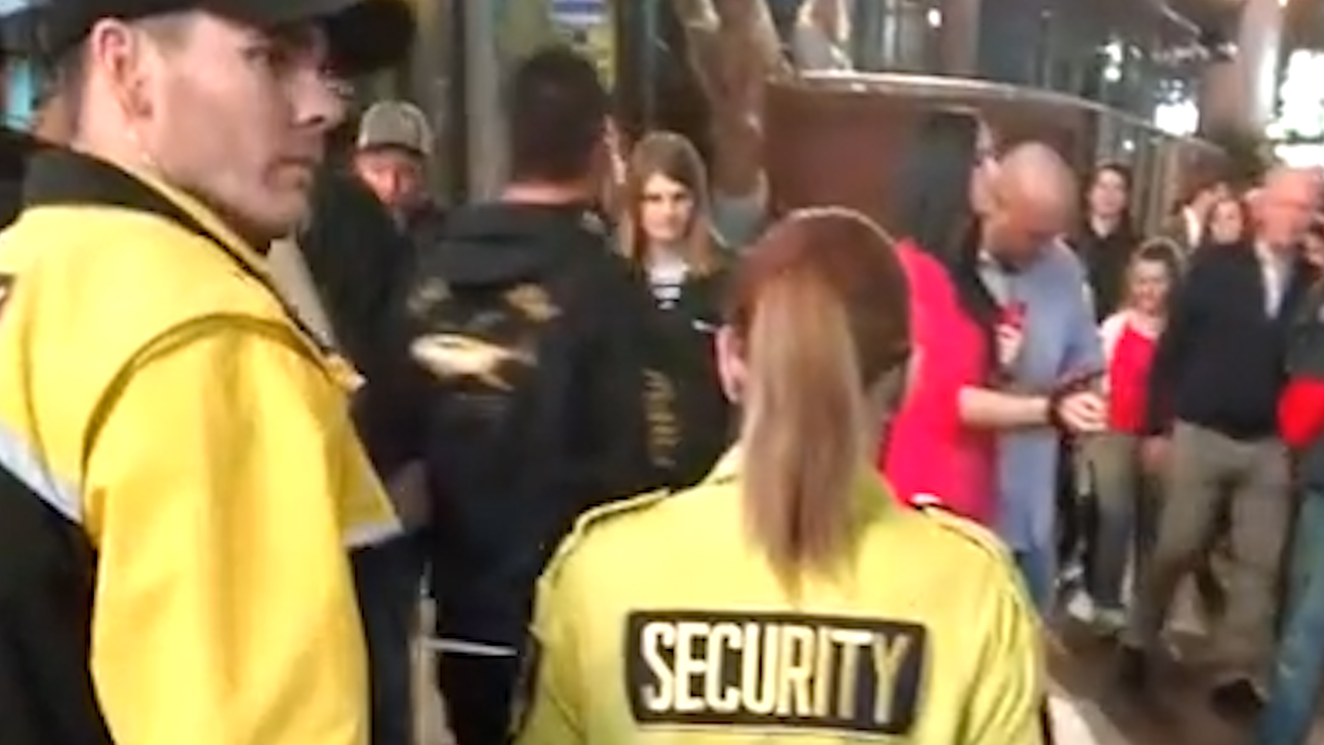 Indignante Video Un Hombre Abusa De Una Joven Ebria En Una Calle De Las Vegas Sin Que Nadie