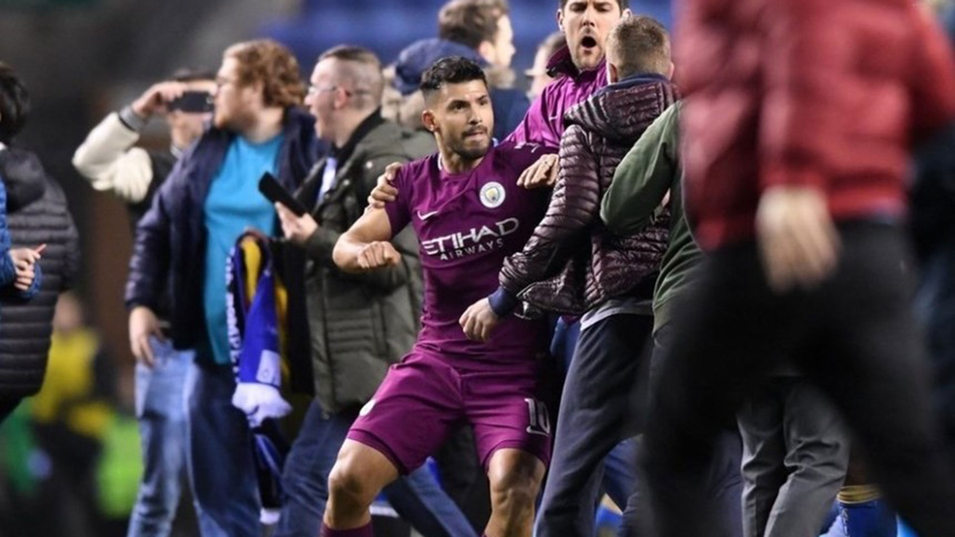 El Kun Agüero A Los Golpes Casi Lo Sacan Del Campo De Una Patada Y