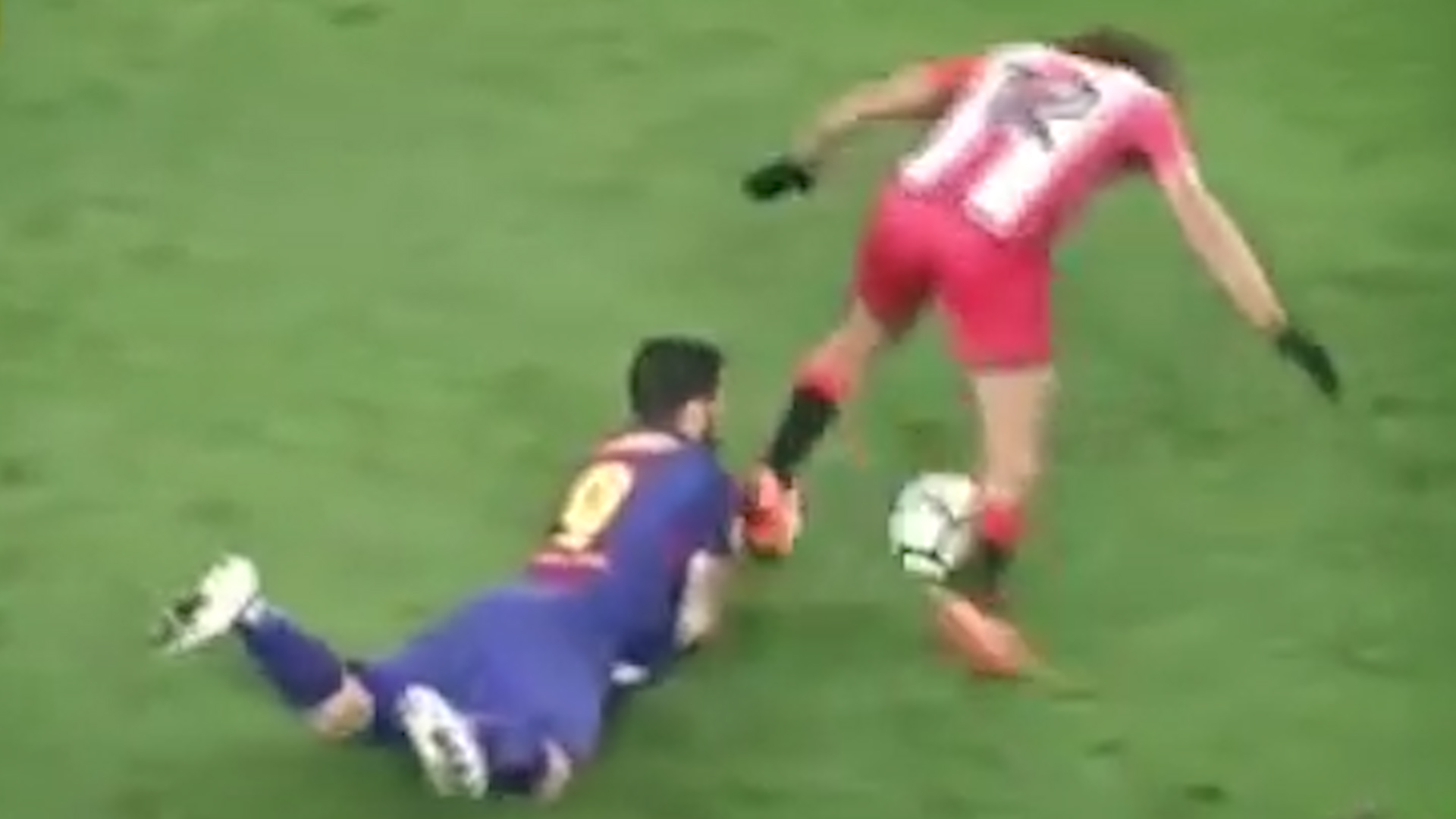 Los múltiples y descarados intentos de Luis Suárez por hacerse ...