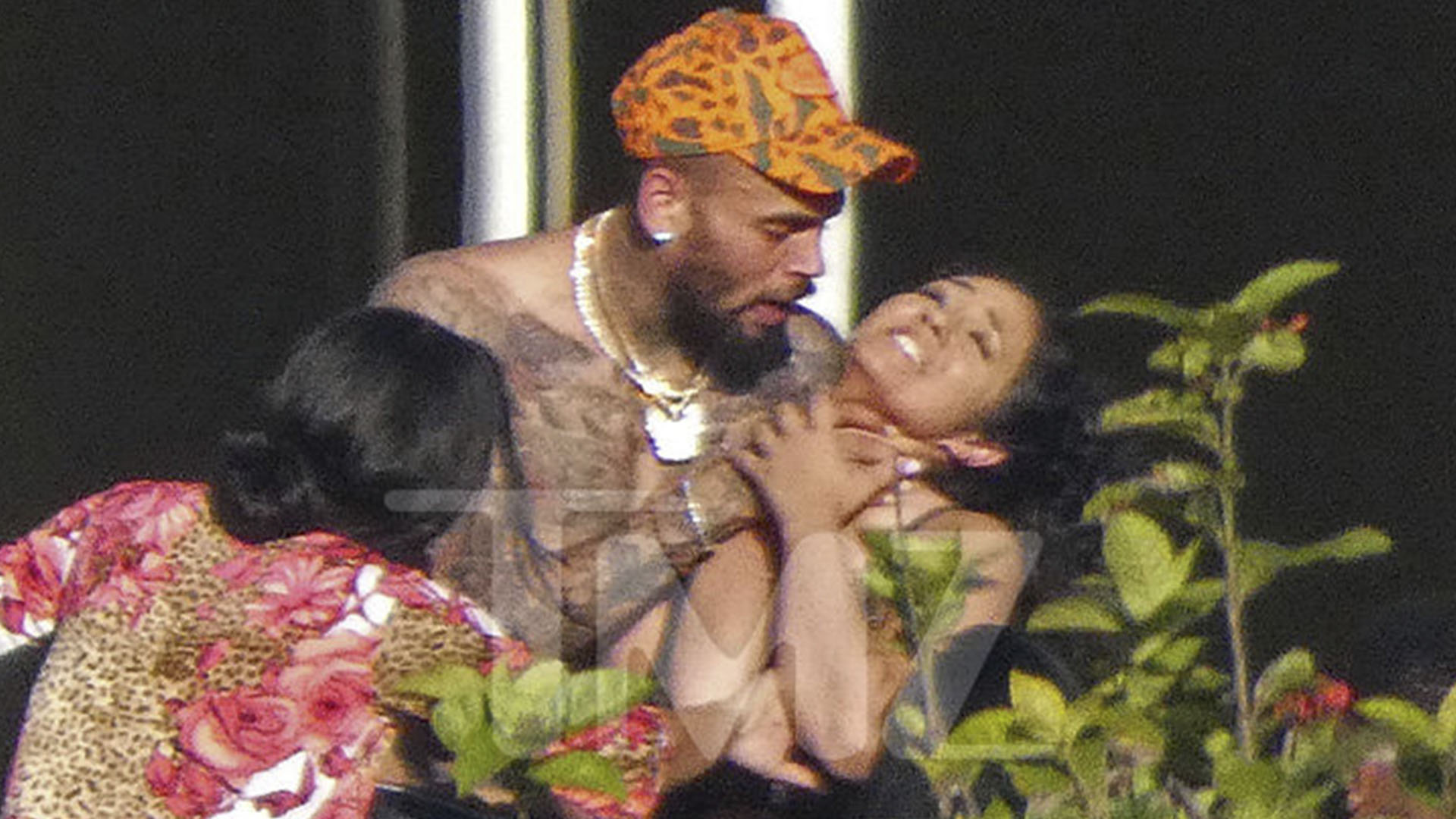Escándalo Por Las Fotos De Chris Brown Agarrando Del Cuello A Una Mujer Infobae