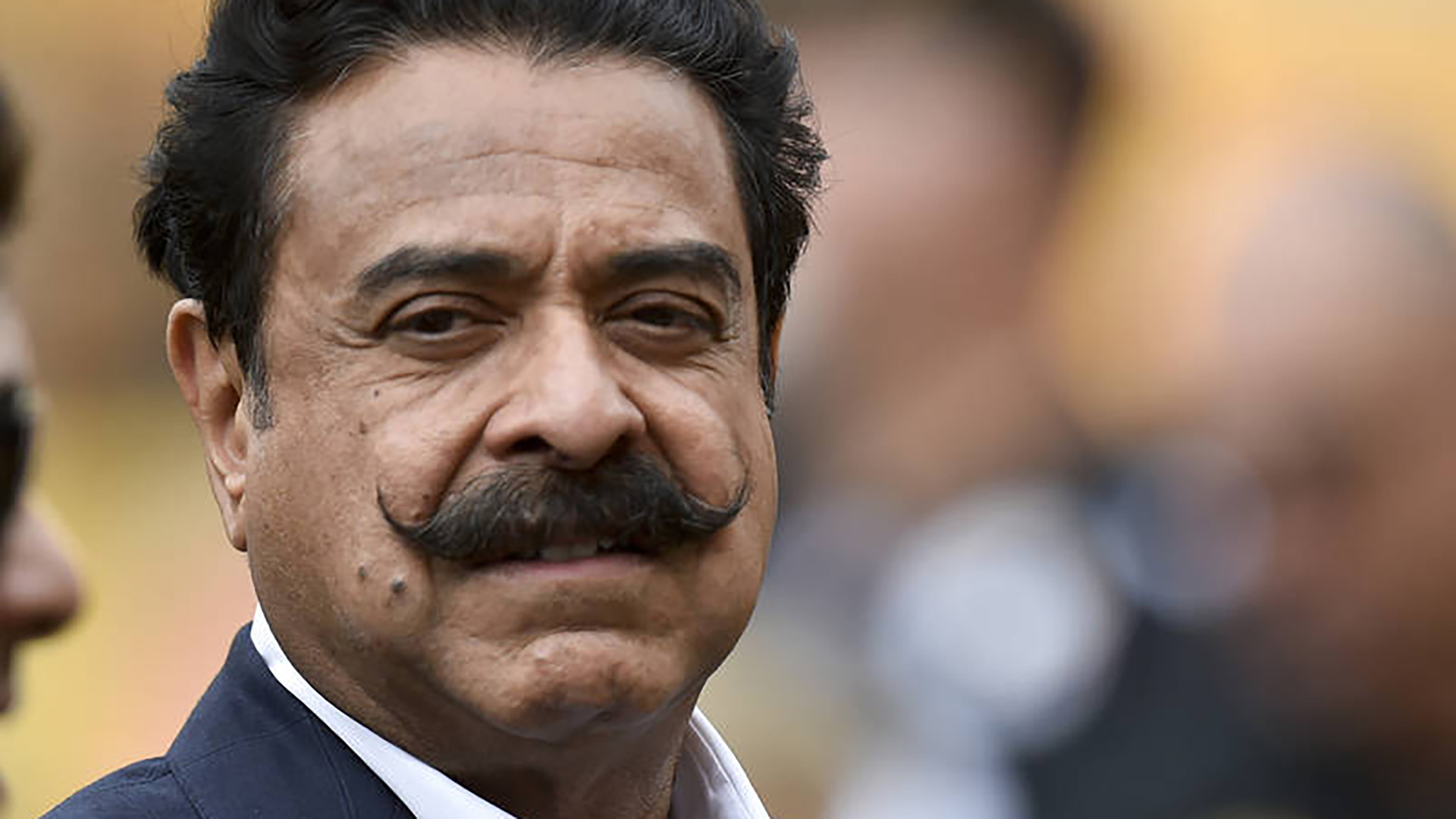 Quién es Shahid Khan, el pakistaní que llegó con 500 dólares a EE.UU y ...