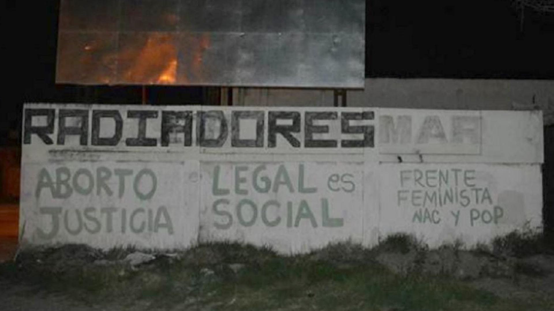 Bahía Blanca Detuvieron A 5 Chicas Por Realizar Un Graffiti A Favor De 2802