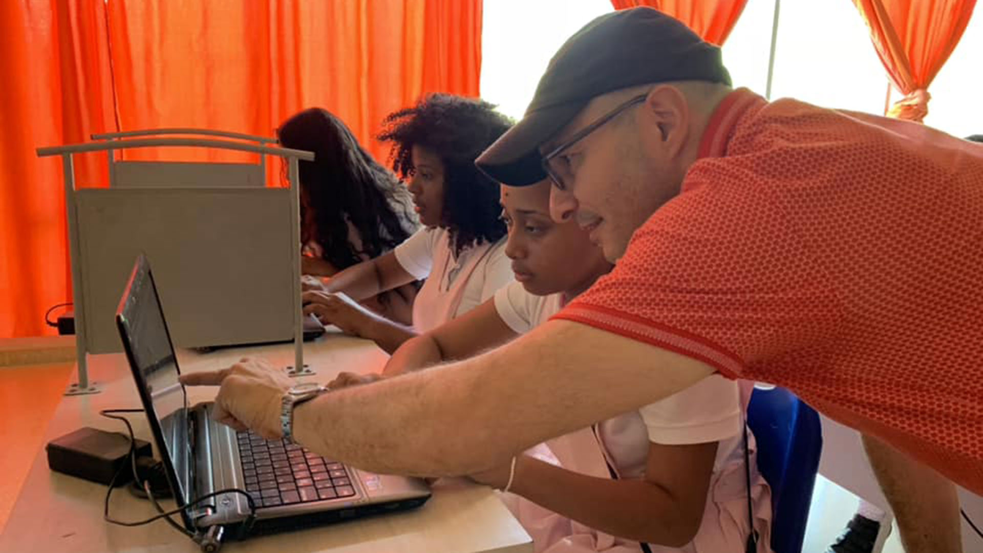 Aprendió A Programar En El Medio De La Guerra Y Creó Una Red Global Era Mi Escape A Otro Mundo 