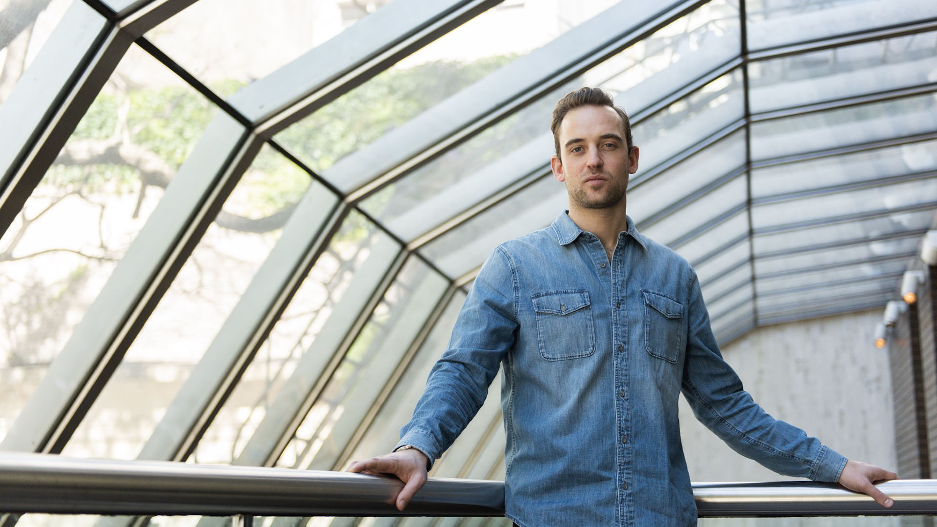 Joël Dicker: "Creemos en Facebook como si fuera el Pulitzer de la ...