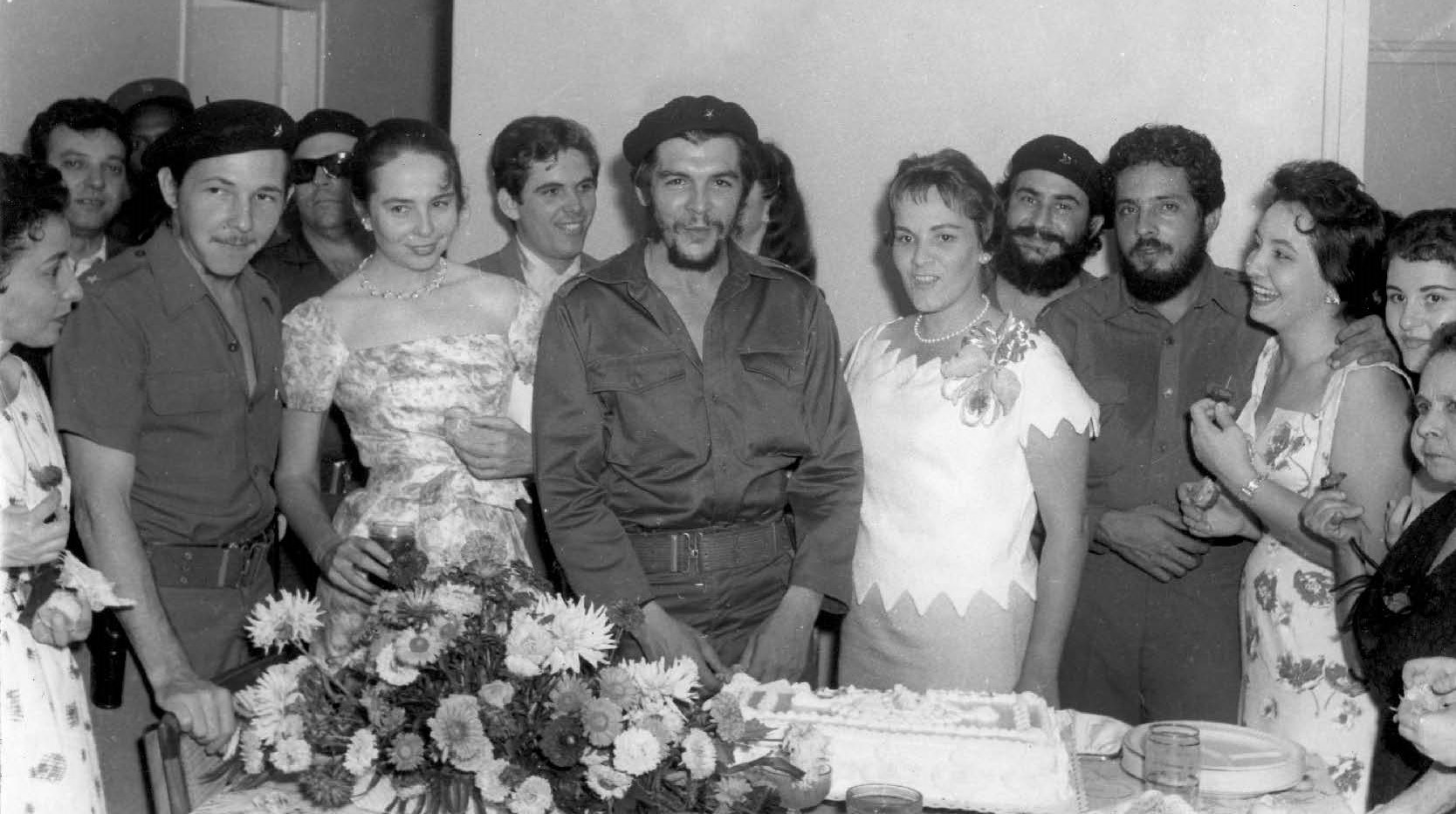 Para la viuda del «Che» Guevara, los juicios y fusilamientos en Cuba ...