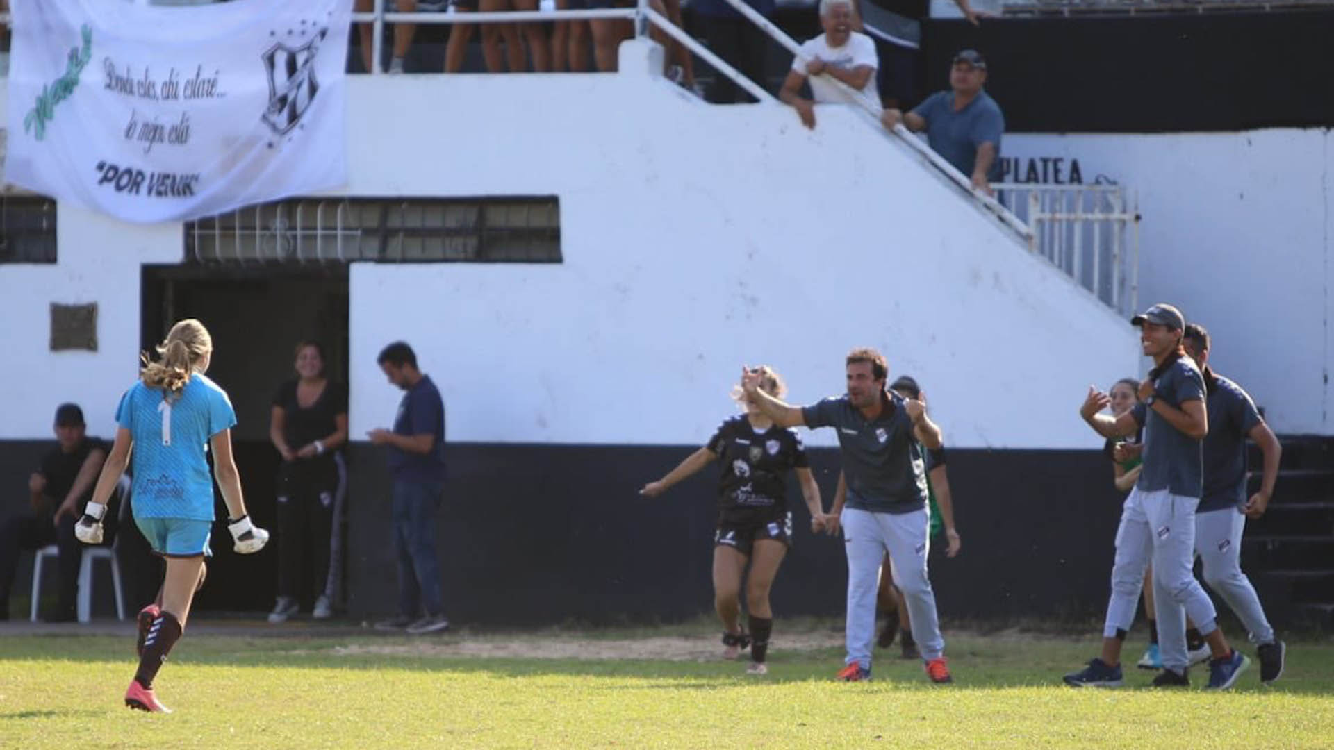 El Estupendo Gol De Tiro Libre De Una Arquera Debutante En El Partido
