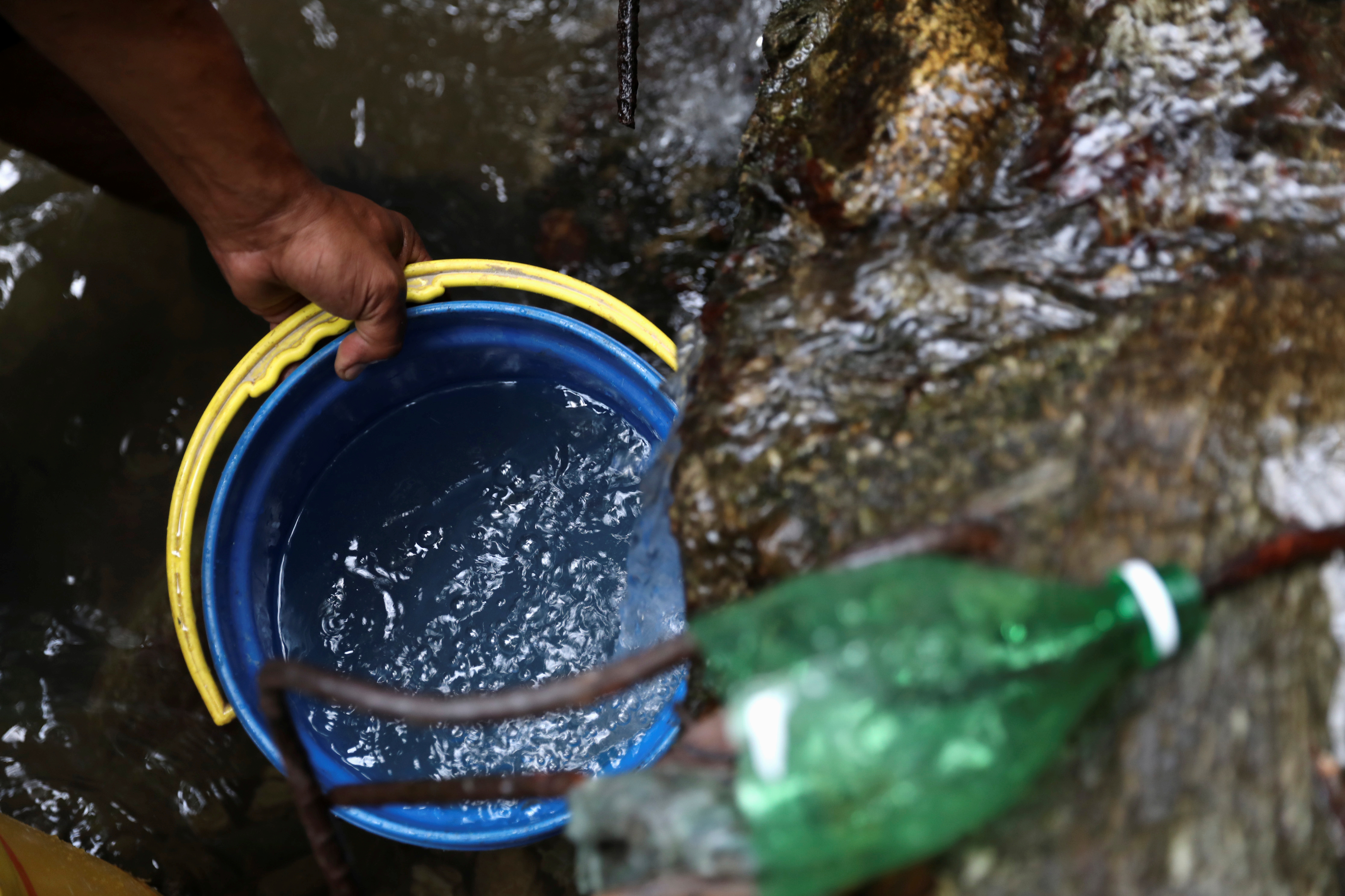 El Drama Sin Fin En Venezuela Vuelven Las Filas Para Conseguir Agua En Los Riachuelos Y
