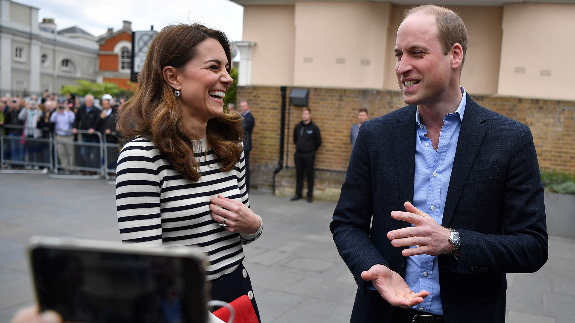 Las Bromas Del Príncipe William Sobre La Paternidad De Su Hermano Harry Con Meghan Markle Infobae