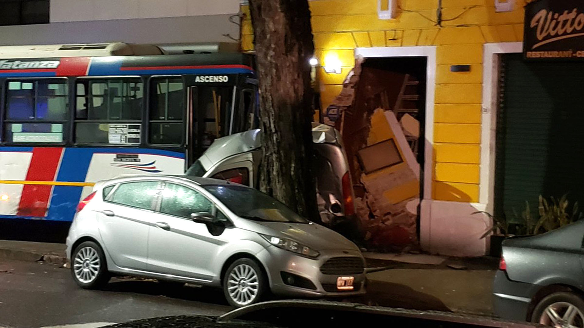 Choque Múltiple En Caballito Un Colectivo Se Incrustó Frente A Un