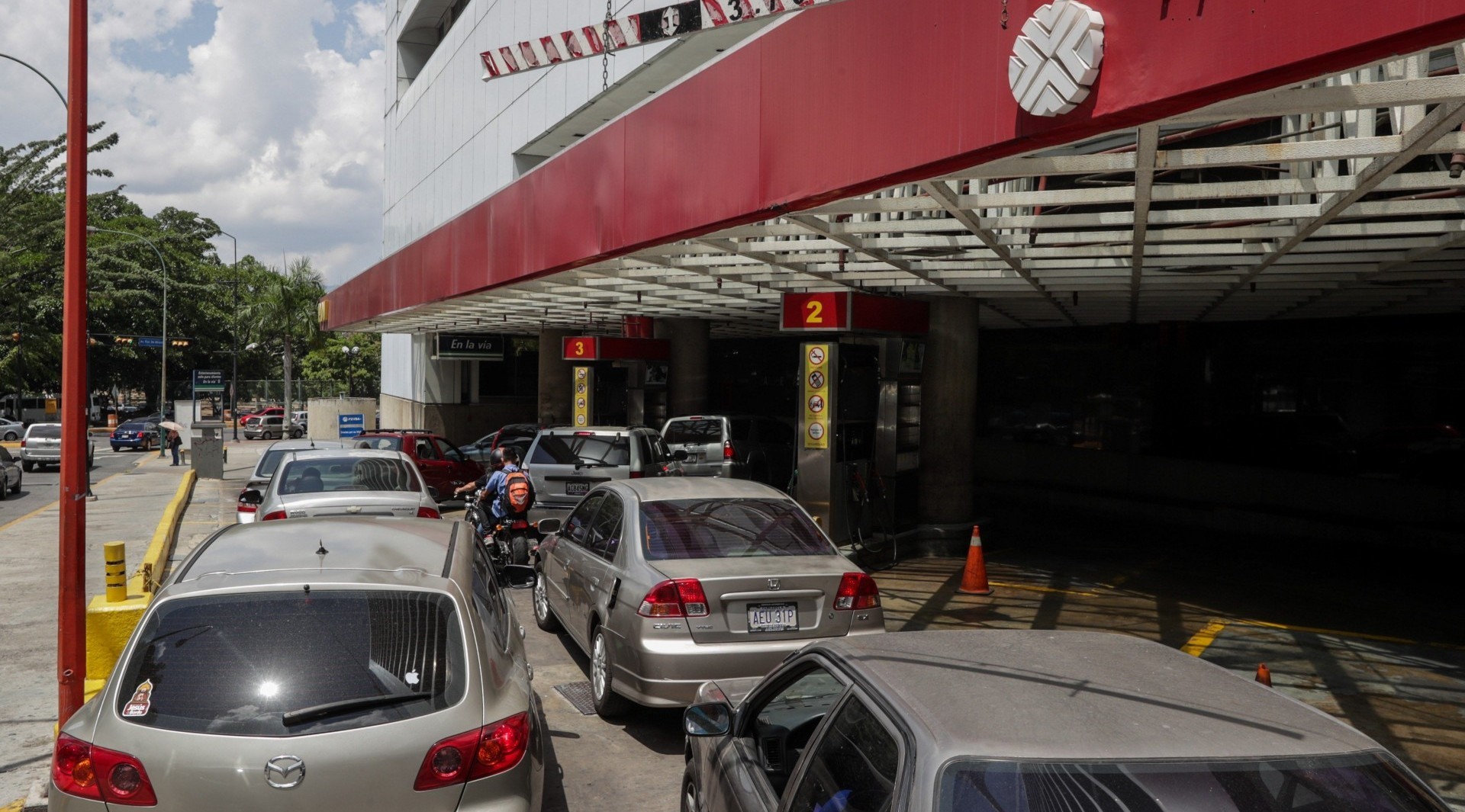 Colas Kilométricas Y De Varios Días Ni Los Propios Venezolanos
