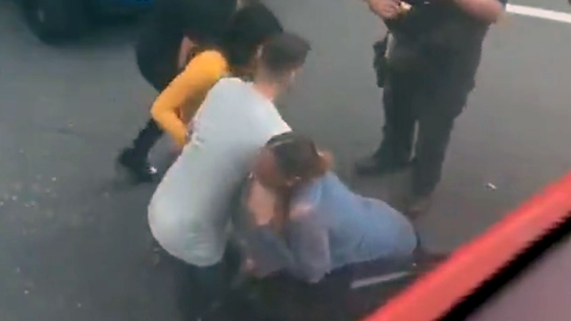 Una Mujer Quedó Aplastada Entre Dos Autos Durante Una Discusión De Tránsito Frente Al Palacio De