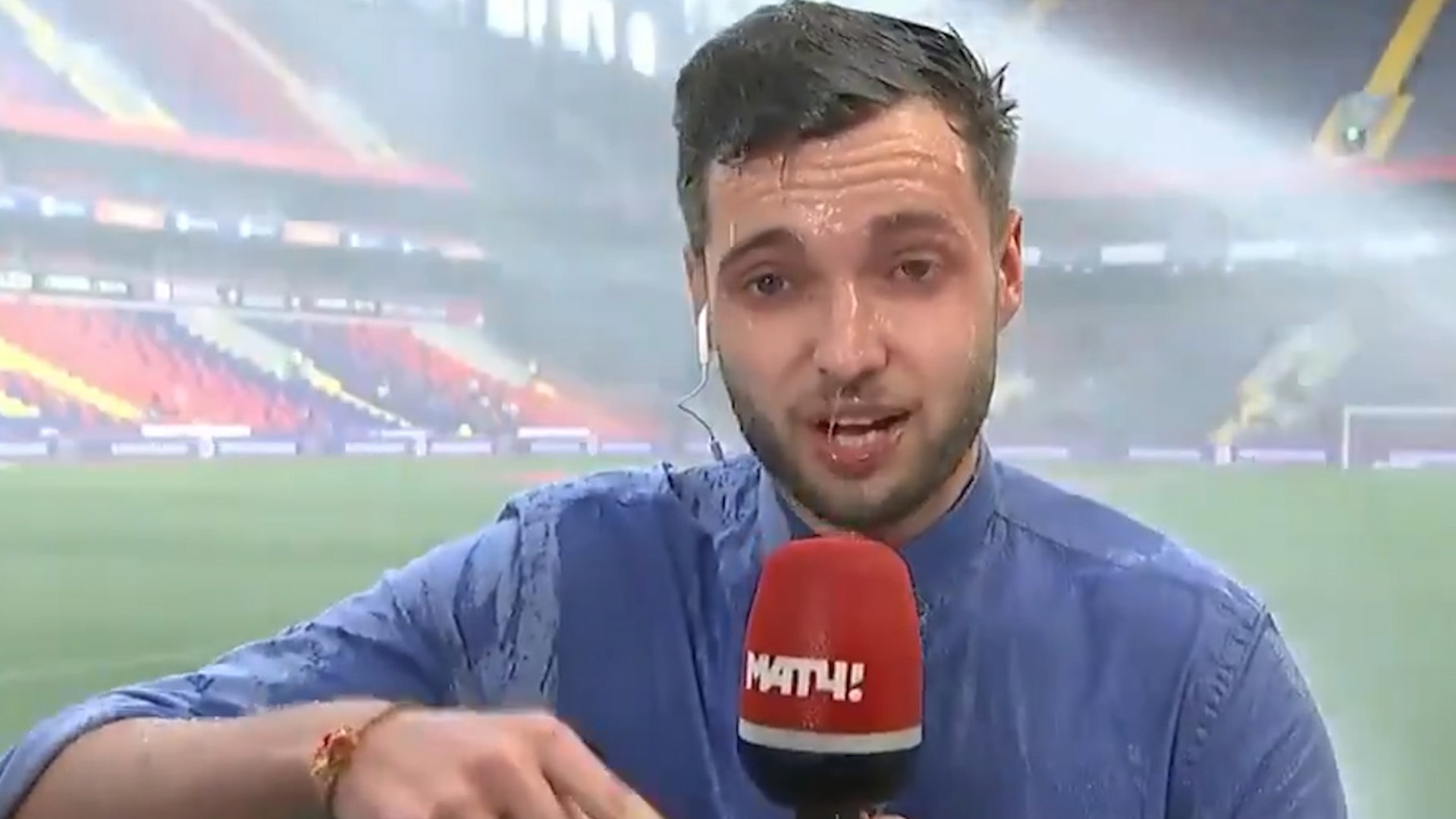 Un Periodista Ruso Terminó Empapado Por El Riego Automático De Un Estadio Y Su Reacción Se 