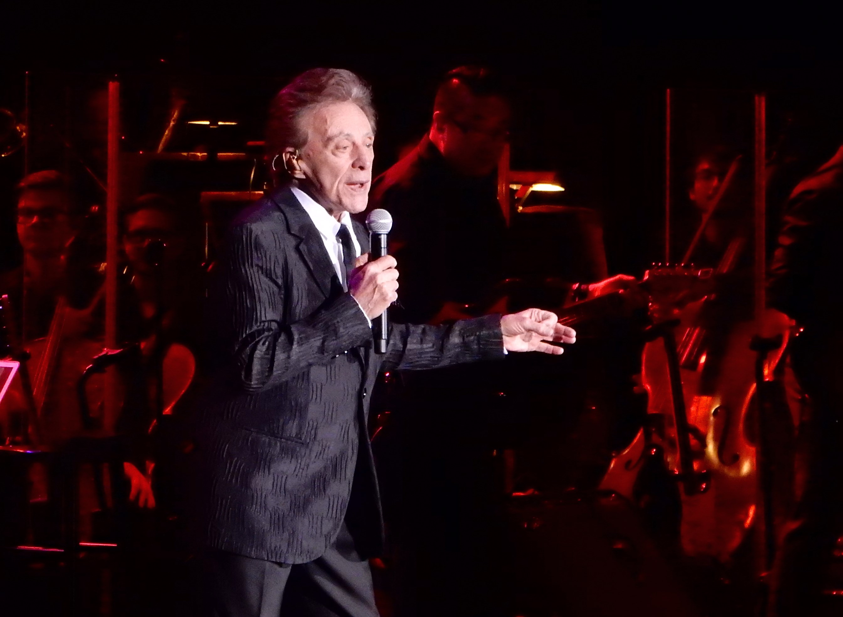 Amid shower of gifts, Frankie Valli breaks all-time concert record at ...