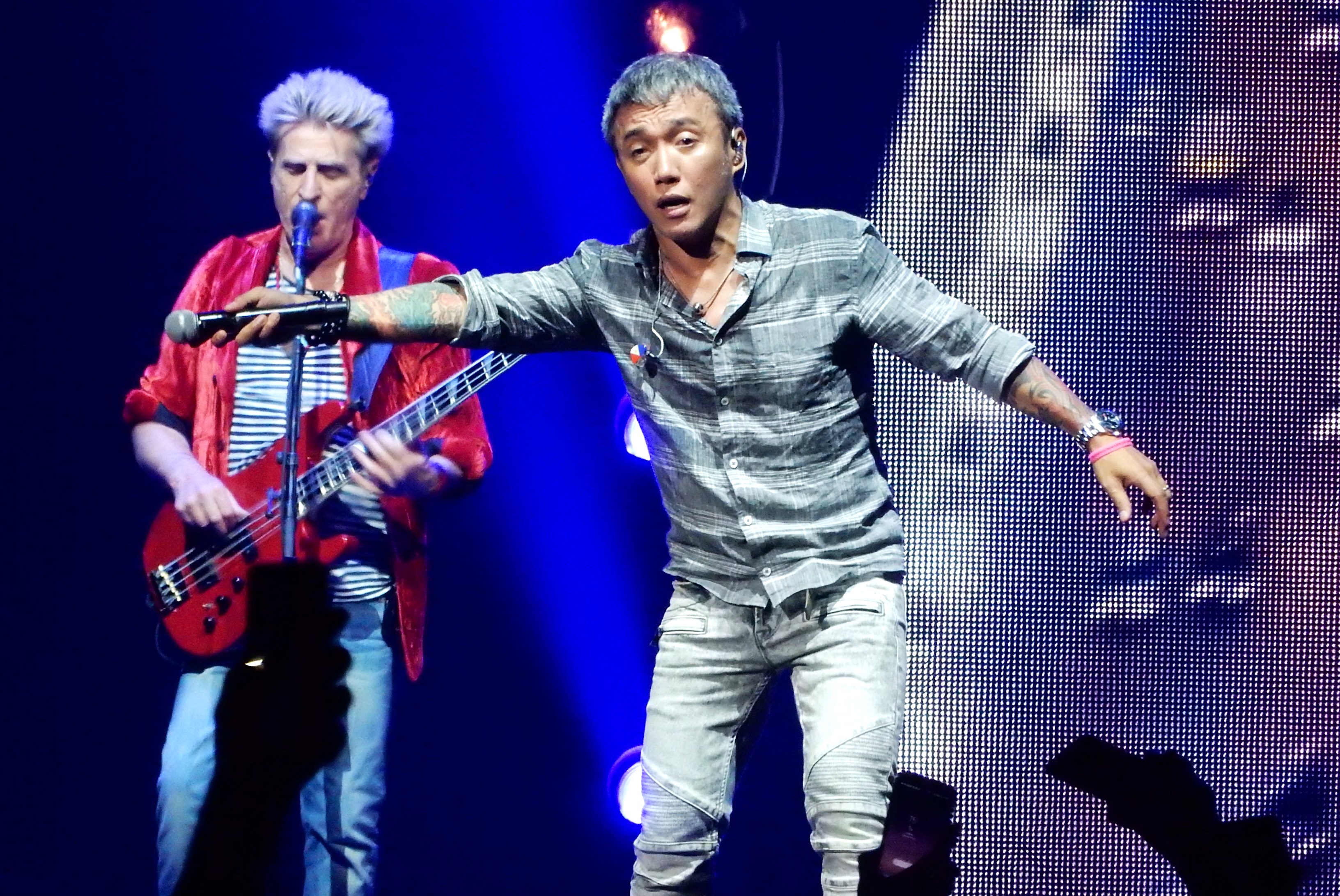 Review: Journey, Def Leppard defy Father Time, thrill 17,500 fans at ...