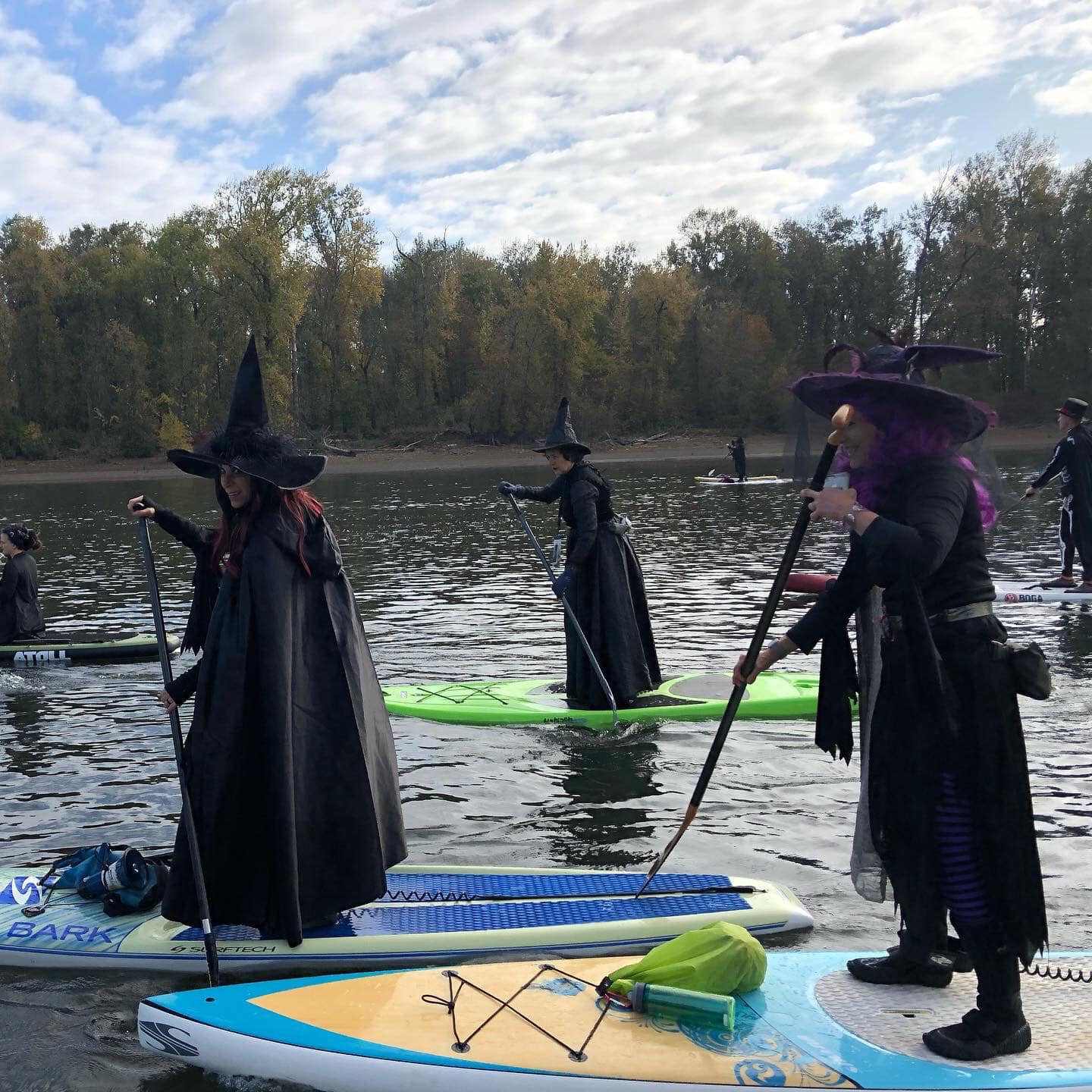 Hundreds of Paddle-Boarding Witches Took Over the Willamette River on ...